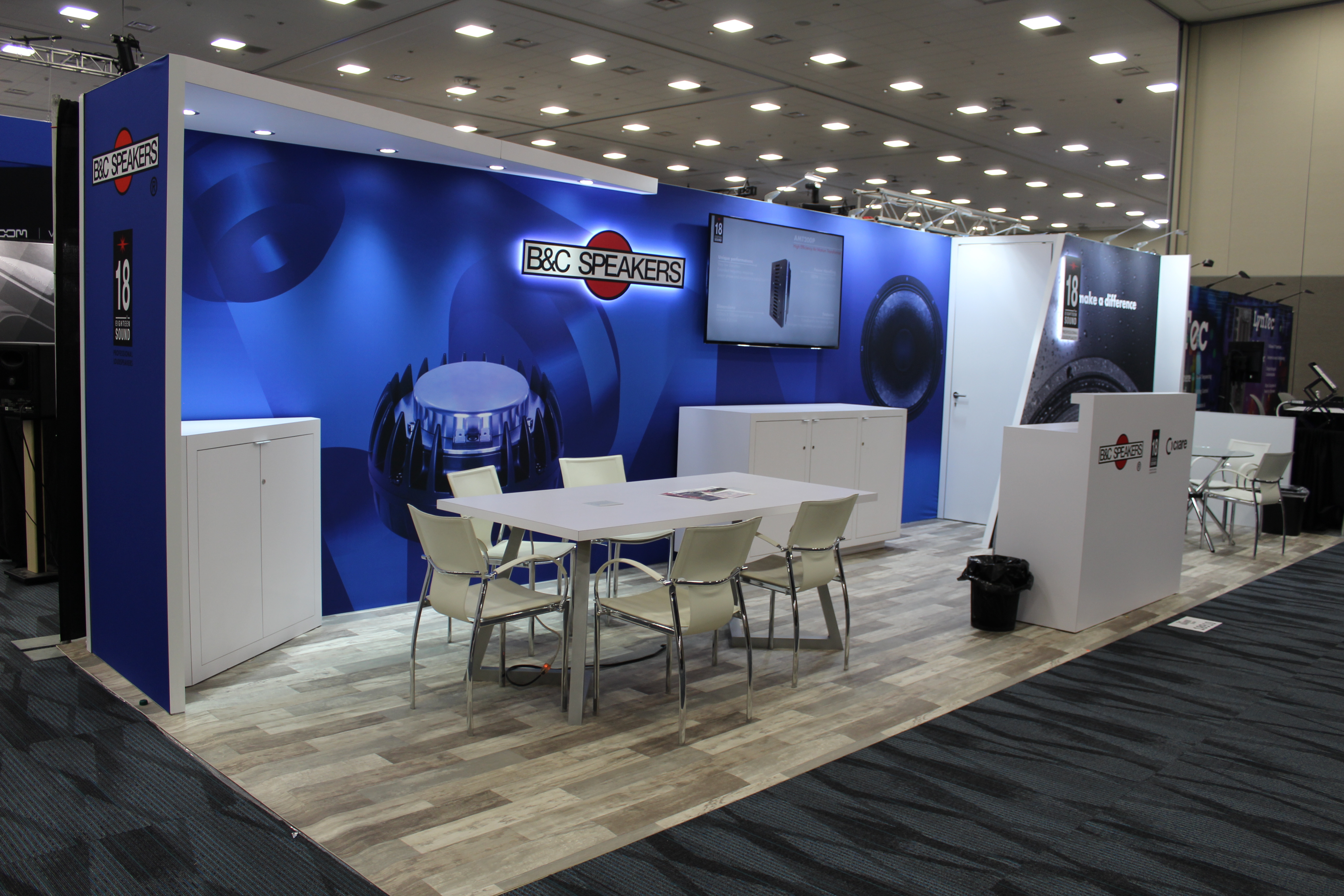 What Is an Inline Trade Show Booth?